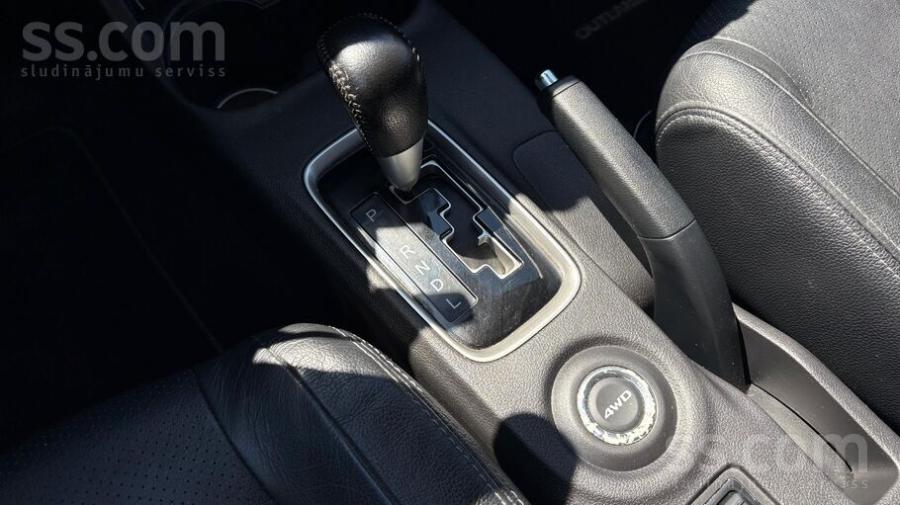 Pelēks Mitsubishi Outlander 2014 Liepāja, ar dzinēja tilpumu 2.00 L un nobraukumu 173 tūkst. km par 9350 €, foto 18 vietnē AUTOMOTO.COM.LV