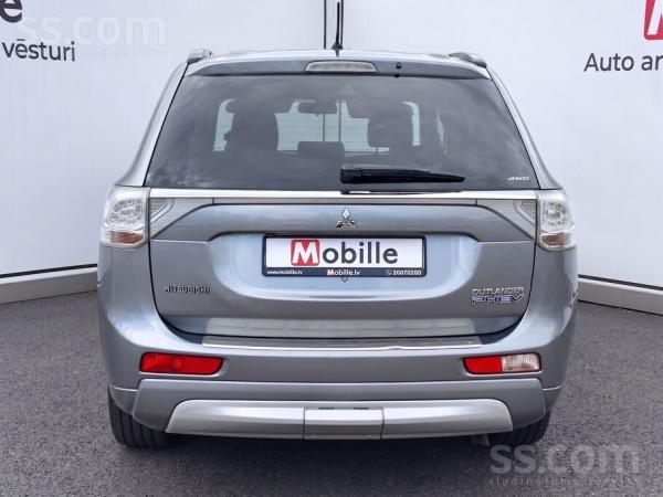 Pelēks Mitsubishi Outlander 2014 Rīga, ar dzinēja tilpumu 2.00 L un nobraukumu 267 tūkst. km par 8950 €, foto 5 vietnē AUTOMOTO.COM.LV