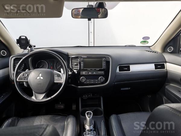 Pelēks Mitsubishi Outlander 2014 Rīga, ar dzinēja tilpumu 2.00 L un nobraukumu 267 tūkst. km par 8950 €, foto 7 vietnē AUTOMOTO.COM.LV