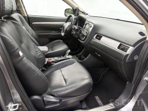 Pelēks Mitsubishi Outlander 2014 Rīga, ar dzinēja tilpumu 2.00 L un nobraukumu 267 tūkst. km par 8950 €, foto 12 vietnē AUTOMOTO.COM.LV