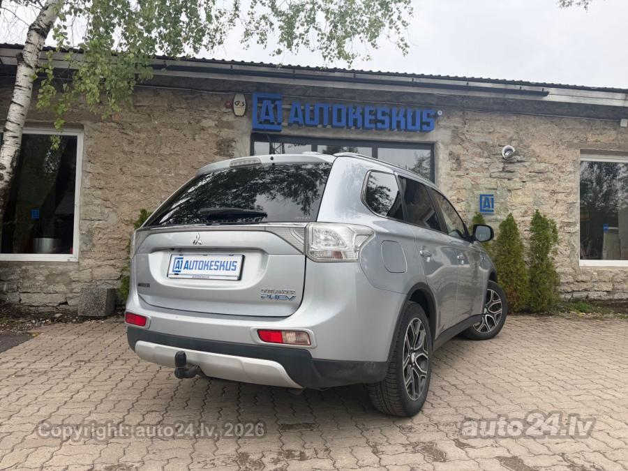 Pelēks Mitsubishi Outlander 2014 Tallina, ar dzinēja tilpumu 2.00 L un nobraukumu 186 tūkst. km par 7990 €, foto 3 vietnē AUTOMOTO.COM.LV