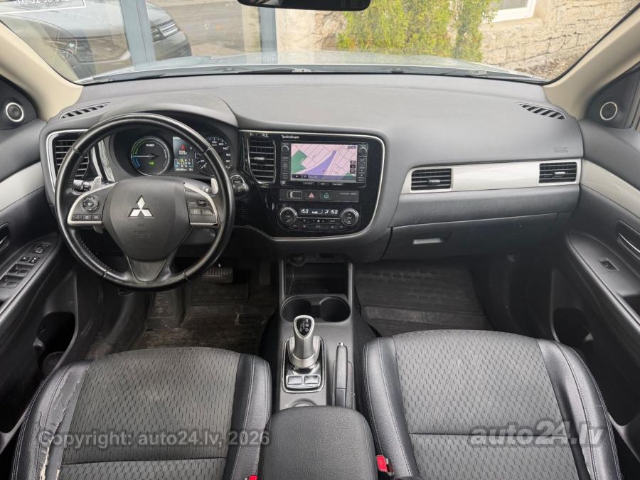 Pelēks Mitsubishi Outlander 2014 Tallina, ar dzinēja tilpumu 2.00 L un nobraukumu 186 tūkst. km par 7990 €, foto 4 vietnē AUTOMOTO.COM.LV