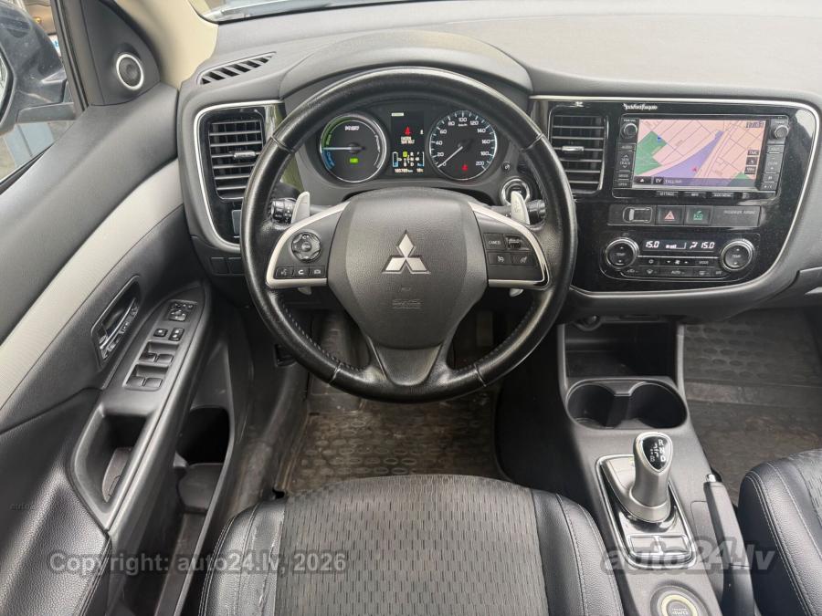 Pelēks Mitsubishi Outlander 2014 Tallina, ar dzinēja tilpumu 2.00 L un nobraukumu 186 tūkst. km par 7990 €, foto 5 vietnē AUTOMOTO.COM.LV