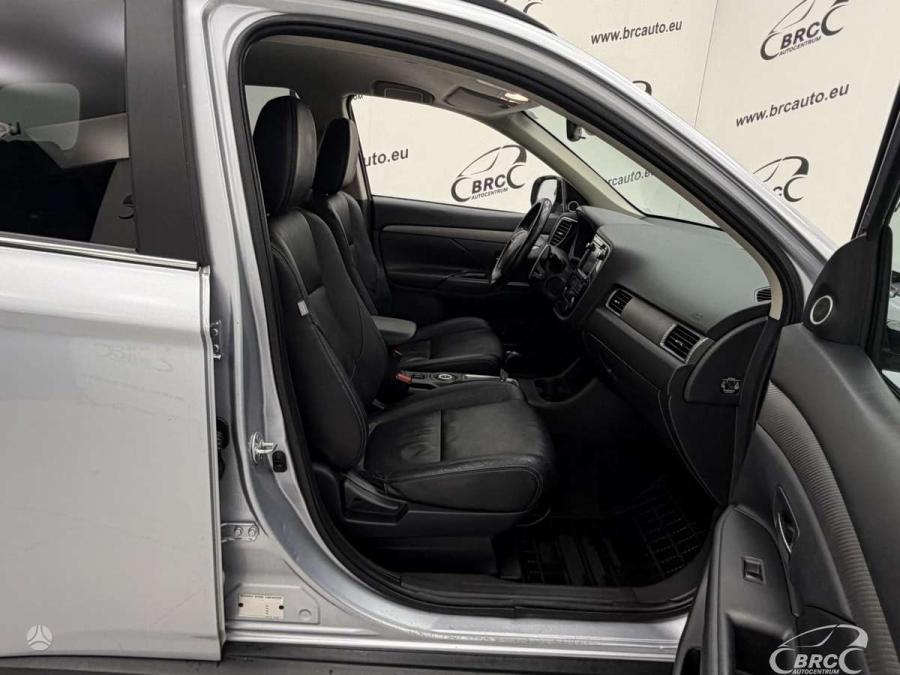 Grey Mitsubishi Outlander 2014 in Vilnius, with an engine capacity of 2.27 L and mileage of 244 thousand km for 6650 €, photo 6 on AUTOMOTO.COM.LV