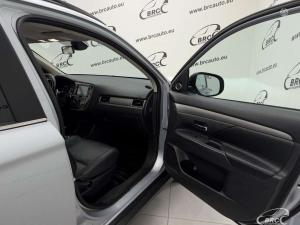 Grey Mitsubishi Outlander 2014 in Vilnius, with an engine capacity of 2.27 L and mileage of 244 thousand km for 6650 €, photo 10 on AUTOMOTO.COM.LV