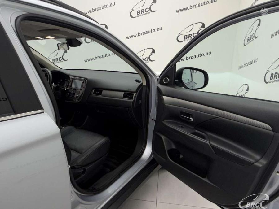 Grey Mitsubishi Outlander 2014 in Vilnius, with an engine capacity of 2.27 L and mileage of 244 thousand km for 6650 €, photo 10 on AUTOMOTO.COM.LV
