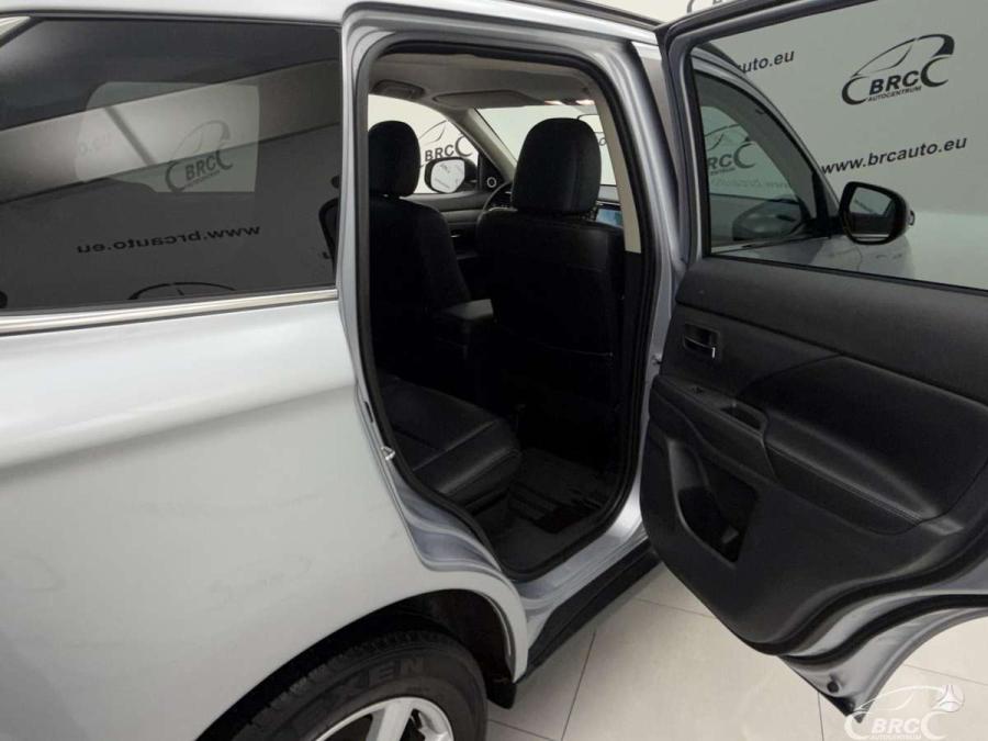 Grey Mitsubishi Outlander 2014 in Vilnius, with an engine capacity of 2.27 L and mileage of 244 thousand km for 6650 €, photo 13 on AUTOMOTO.COM.LV