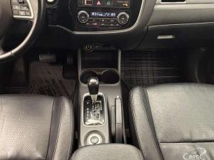 Grey Mitsubishi Outlander 2014 in Vilnius, with an engine capacity of 2.27 L and mileage of 244 thousand km for 6650 €, photo 18 on AUTOMOTO.COM.LV