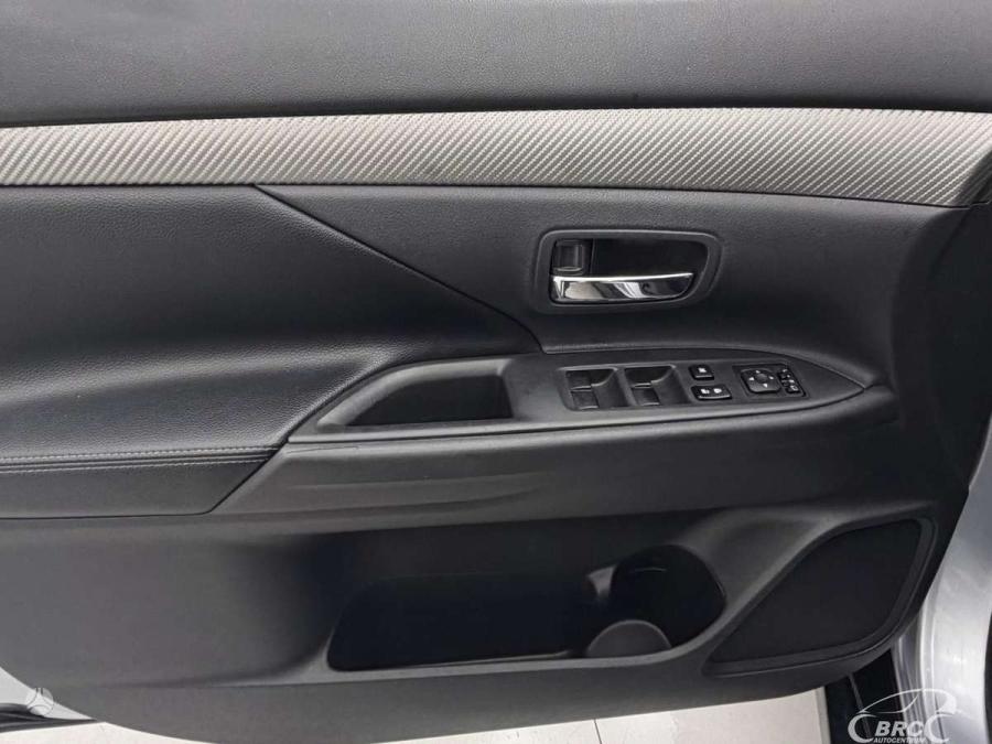 Grey Mitsubishi Outlander 2014 in Vilnius, with an engine capacity of 2.27 L and mileage of 244 thousand km for 6650 €, photo 21 on AUTOMOTO.COM.LV