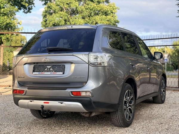 Grey Mitsubishi Outlander 2014 in Ukmerge, with an engine capacity of 2.27 L and mileage of 270 thousand km for 7350 €, photo 3 on AUTOMOTO.COM.LV