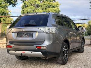 Grey Mitsubishi Outlander 2014 in Ukmerge, with an engine capacity of 2.27 L and mileage of 270 thousand km for 7350 €, photo 4 on AUTOMOTO.COM.LV