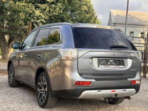 Grey Mitsubishi Outlander 2014 in Ukmerge, with an engine capacity of 2.27 L and mileage of 270 thousand km for 7350 €, photo 5 on AUTOMOTO.COM.LV