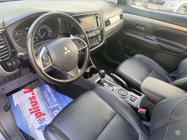 Grey Mitsubishi Outlander 2014 in Ukmerge, with an engine capacity of 2.27 L and mileage of 270 thousand km for 7350 €, photo 6 on AUTOMOTO.COM.LV