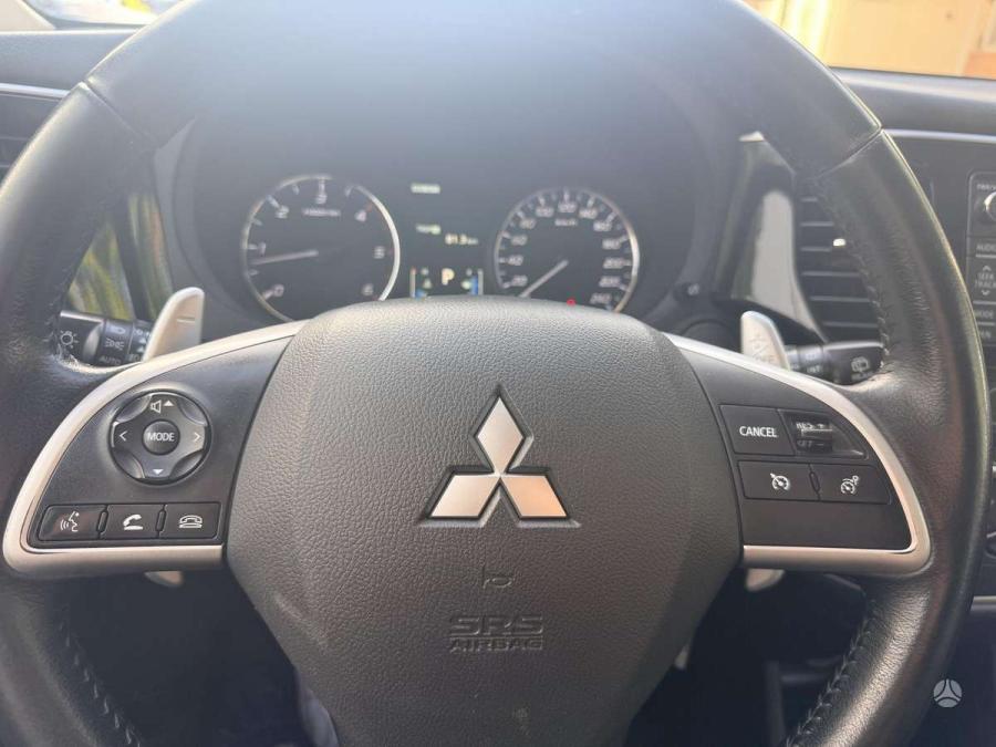 Grey Mitsubishi Outlander 2014 in Ukmerge, with an engine capacity of 2.27 L and mileage of 270 thousand km for 7350 €, photo 9 on AUTOMOTO.COM.LV