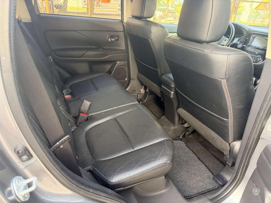 Grey Mitsubishi Outlander 2014 in Ukmerge, with an engine capacity of 2.27 L and mileage of 270 thousand km for 7350 €, photo 12 on AUTOMOTO.COM.LV