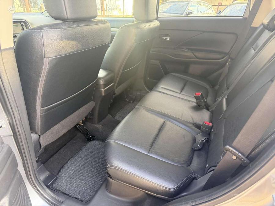 Grey Mitsubishi Outlander 2014 in Ukmerge, with an engine capacity of 2.27 L and mileage of 270 thousand km for 7350 €, photo 13 on AUTOMOTO.COM.LV