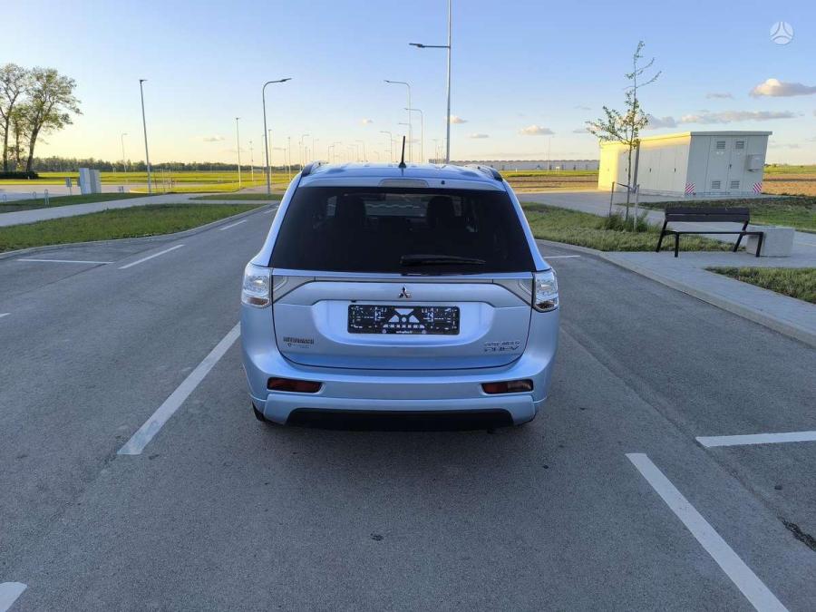 Grey Mitsubishi Outlander 2014 in Marijampole, with an engine capacity of 2.00 L and mileage of 289 thousand km for 6200 €, photo 5 on AUTOMOTO.COM.LV