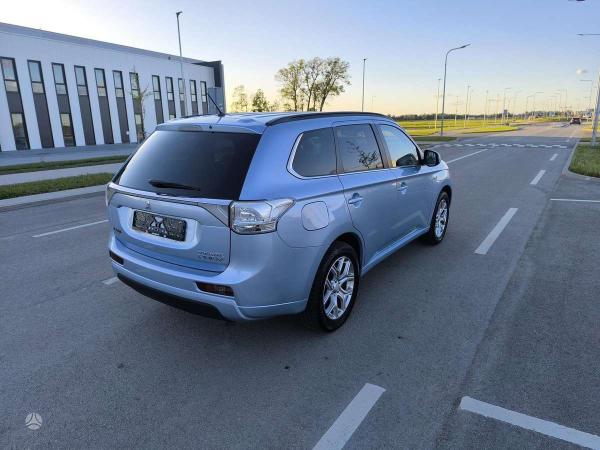 Pelēks Mitsubishi Outlander 2014 Marijampole, ar dzinēja tilpumu 2.00 L un nobraukumu 289 tūkst. km par 6200 €, foto 5 vietnē AUTOMOTO.COM.LV