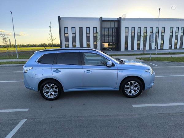 Pelēks Mitsubishi Outlander 2014 Marijampole, ar dzinēja tilpumu 2.00 L un nobraukumu 289 tūkst. km par 6200 €, foto 6 vietnē AUTOMOTO.COM.LV