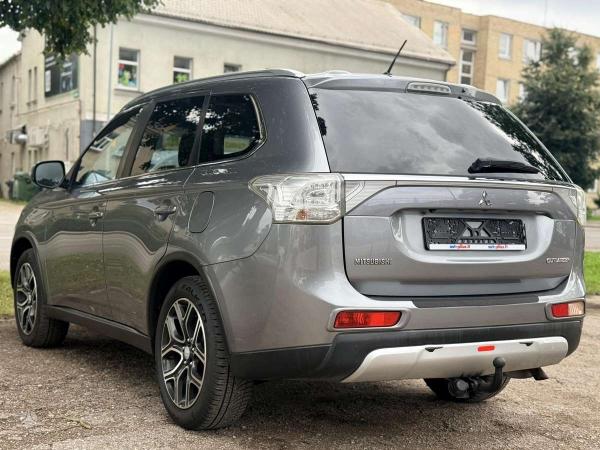 Grey Mitsubishi Outlander 2014 in Ukmerge, with an engine capacity of 2.26 L and mileage of 271 thousand km for 6950 €, photo 5 on AUTOMOTO.COM.LV