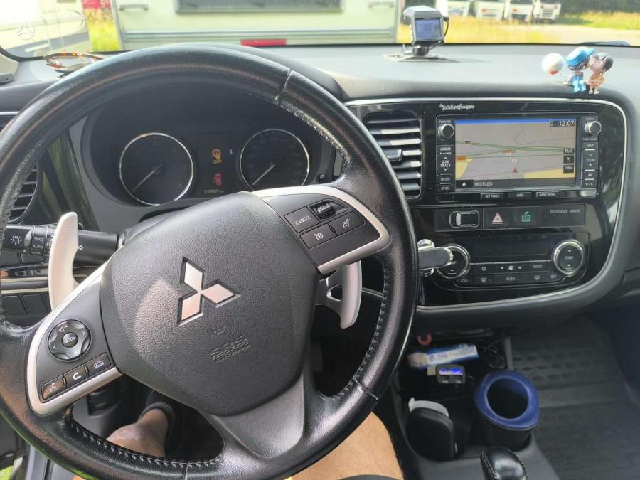 Pelēks Mitsubishi Outlander 2014 Marijampole, ar dzinēja tilpumu 2.27 L un nobraukumu 211 tūkst. km par 7900 €, foto 6 vietnē AUTOMOTO.COM.LV