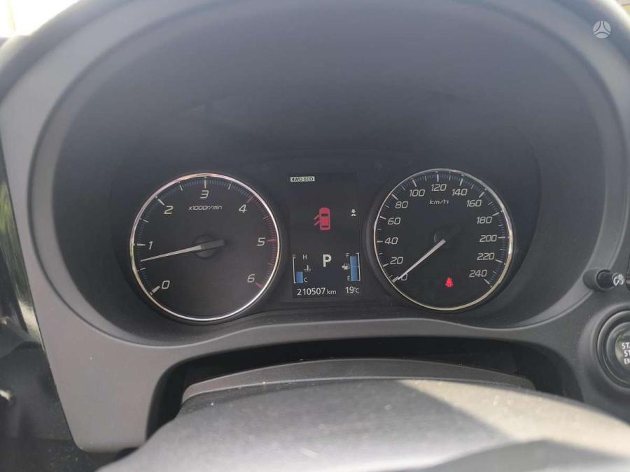 Pelēks Mitsubishi Outlander 2014 Marijampole, ar dzinēja tilpumu 2.27 L un nobraukumu 211 tūkst. km par 7900 €, foto 8 vietnē AUTOMOTO.COM.LV