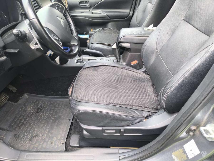 Pelēks Mitsubishi Outlander 2014 Marijampole, ar dzinēja tilpumu 2.27 L un nobraukumu 211 tūkst. km par 7900 €, foto 10 vietnē AUTOMOTO.COM.LV