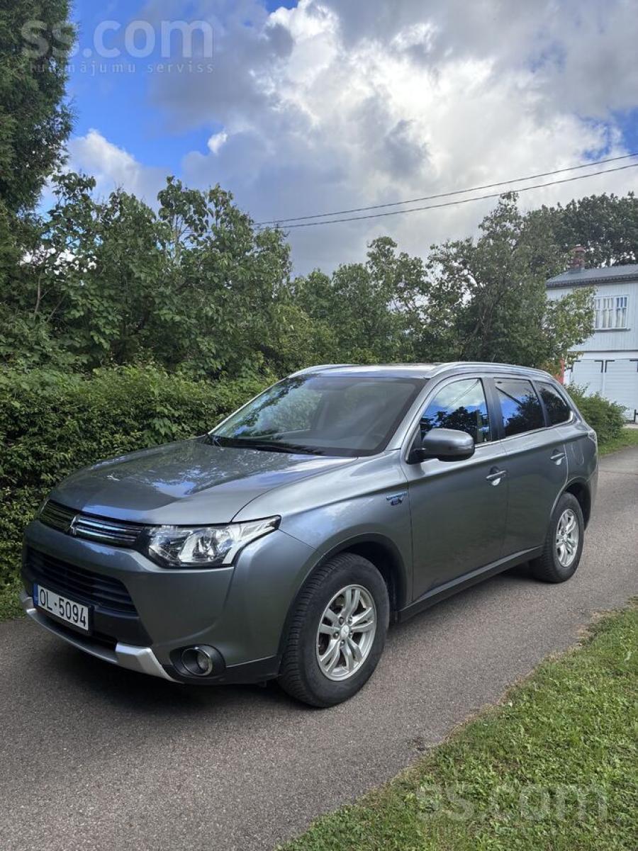 Pelēks Mitsubishi Outlander 2014 Liepāja, ar dzinēja tilpumu 2.00 L un nobraukumu 216 tūkst. km par 9000 €, foto 3 vietnē AUTOMOTO.COM.LV