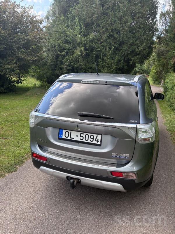 Mitsubishi Outlander 2014 Liepāja vietnē Pelēks Mitsubishi Outlander 2014 Liepāja, ar dzinēja tilpumu 2.00 L un nobraukumu 216 tūkst. km par 9000 €, foto 5 vietnē AUTOMOTO.COM.LV