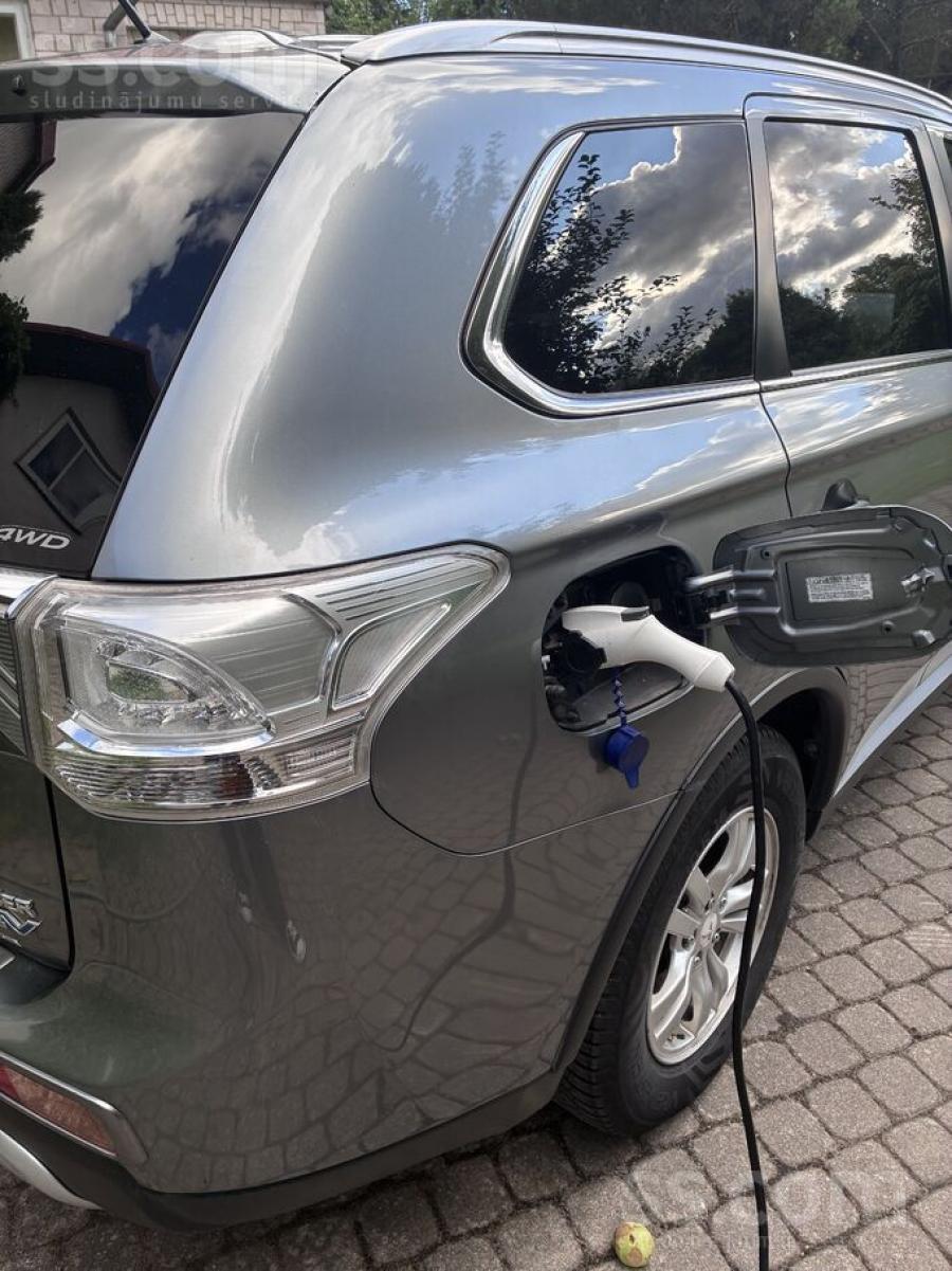 Pelēks Mitsubishi Outlander 2014 Liepāja, ar dzinēja tilpumu 2.00 L un nobraukumu 216 tūkst. km par 9000 €, foto 7 vietnē AUTOMOTO.COM.LV