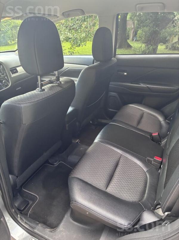 Mitsubishi Outlander 2014 Liepāja vietnē Pelēks Mitsubishi Outlander 2014 Liepāja, ar dzinēja tilpumu 2.00 L un nobraukumu 216 tūkst. km par 9000 €, foto 8 vietnē AUTOMOTO.COM.LV