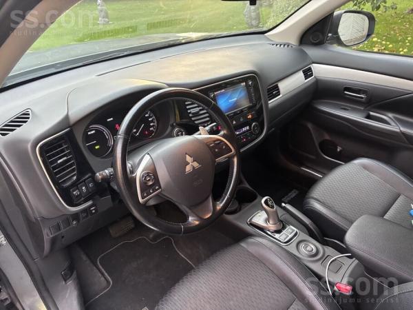 Mitsubishi Outlander 2014 Liepāja vietnē Pelēks Mitsubishi Outlander 2014 Liepāja, ar dzinēja tilpumu 2.00 L un nobraukumu 216 tūkst. km par 9000 €, foto 10 vietnē AUTOMOTO.COM.LV