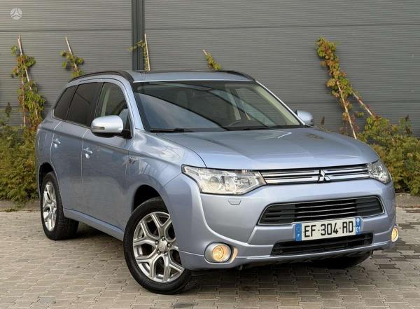 Grey Mitsubishi Outlander 2014 in Vilnius, with an engine capacity of 2.00 L and mileage of 118 thousand km for 11900 €, photo 1 on AUTOMOTO.COM.LV