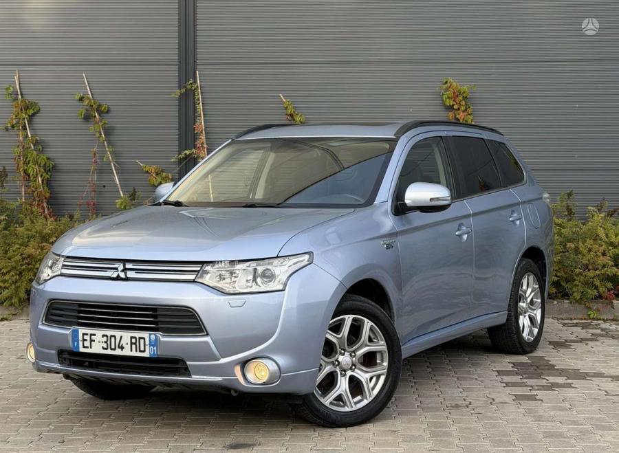 Grey Mitsubishi Outlander 2014 in Vilnius, with an engine capacity of 2.00 L and mileage of 118 thousand km for 11900 €, photo 3 on AUTOMOTO.COM.LV