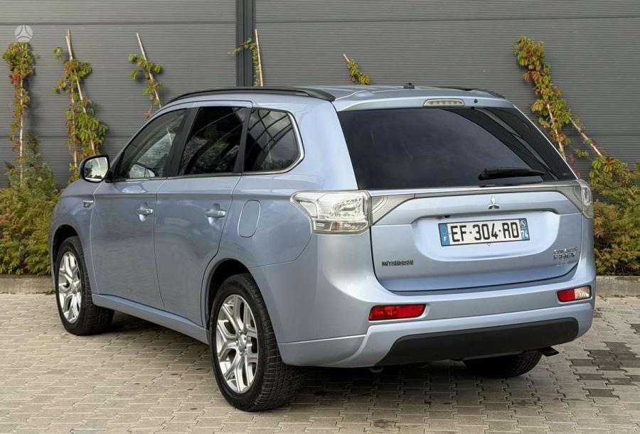 Grey Mitsubishi Outlander 2014 in Vilnius, with an engine capacity of 2.00 L and mileage of 118 thousand km for 11900 €, photo 4 on AUTOMOTO.COM.LV