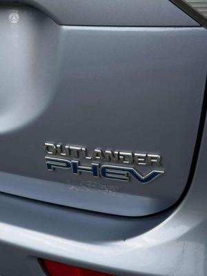 Grey Mitsubishi Outlander 2014 in Vilnius, with an engine capacity of 2.00 L and mileage of 118 thousand km for 11900 €, photo 6 on AUTOMOTO.COM.LV