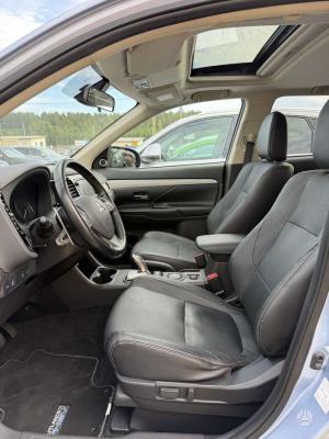 Grey Mitsubishi Outlander 2014 in Vilnius, with an engine capacity of 2.00 L and mileage of 118 thousand km for 11900 €, photo 10 on AUTOMOTO.COM.LV