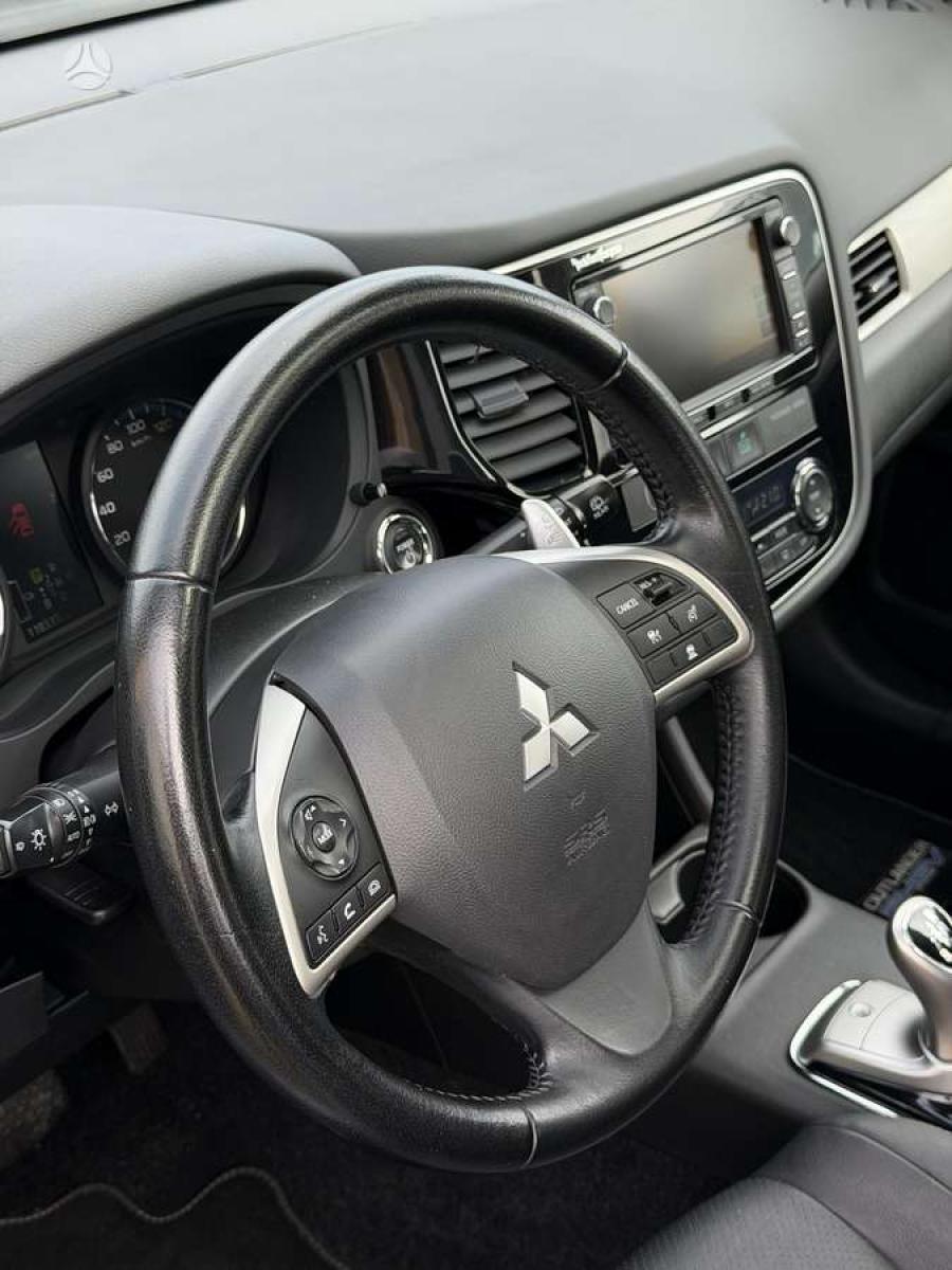 Grey Mitsubishi Outlander 2014 in Vilnius, with an engine capacity of 2.00 L and mileage of 118 thousand km for 11900 €, photo 14 on AUTOMOTO.COM.LV