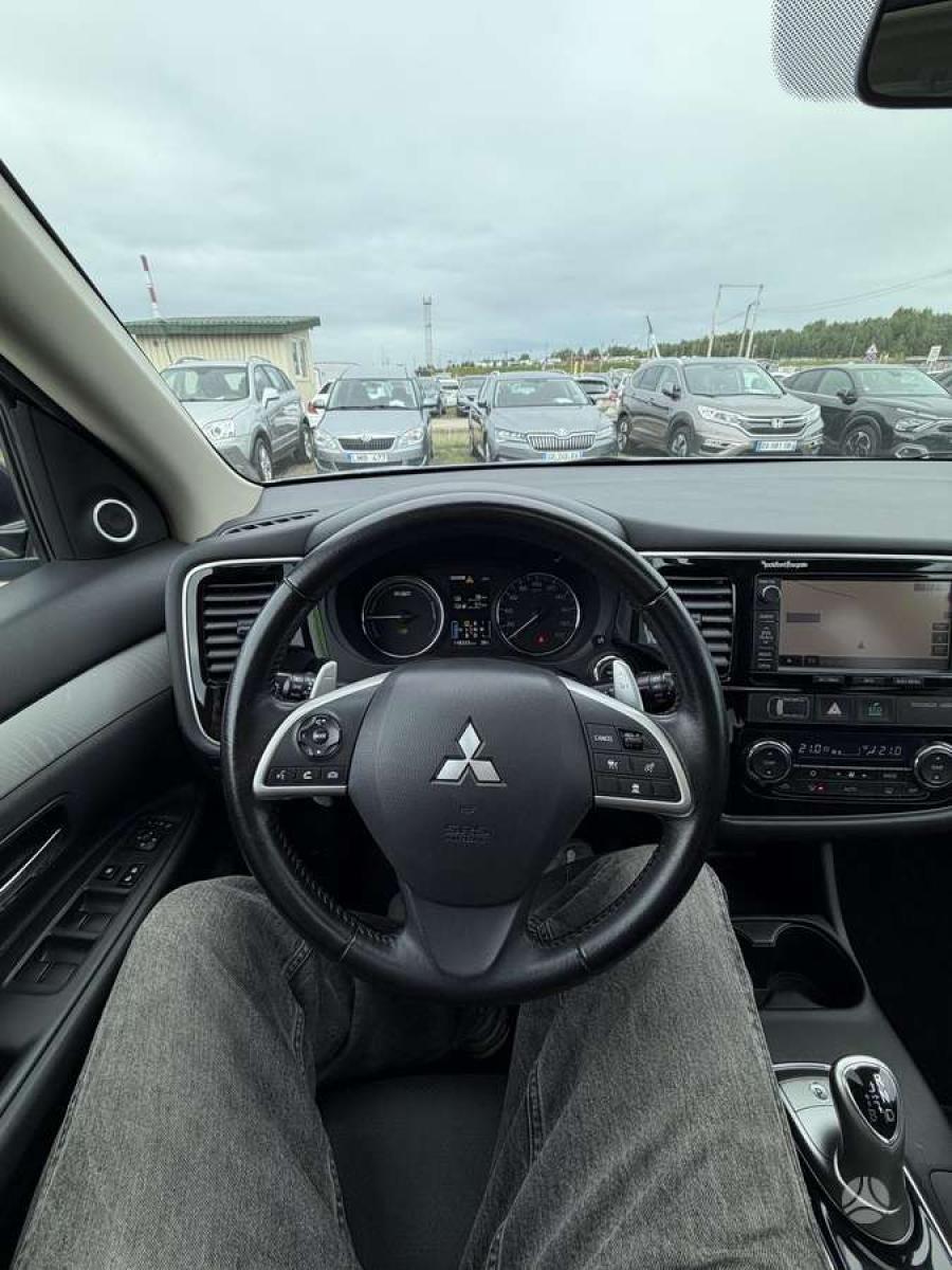 Grey Mitsubishi Outlander 2014 in Vilnius, with an engine capacity of 2.00 L and mileage of 118 thousand km for 11900 €, photo 20 on AUTOMOTO.COM.LV
