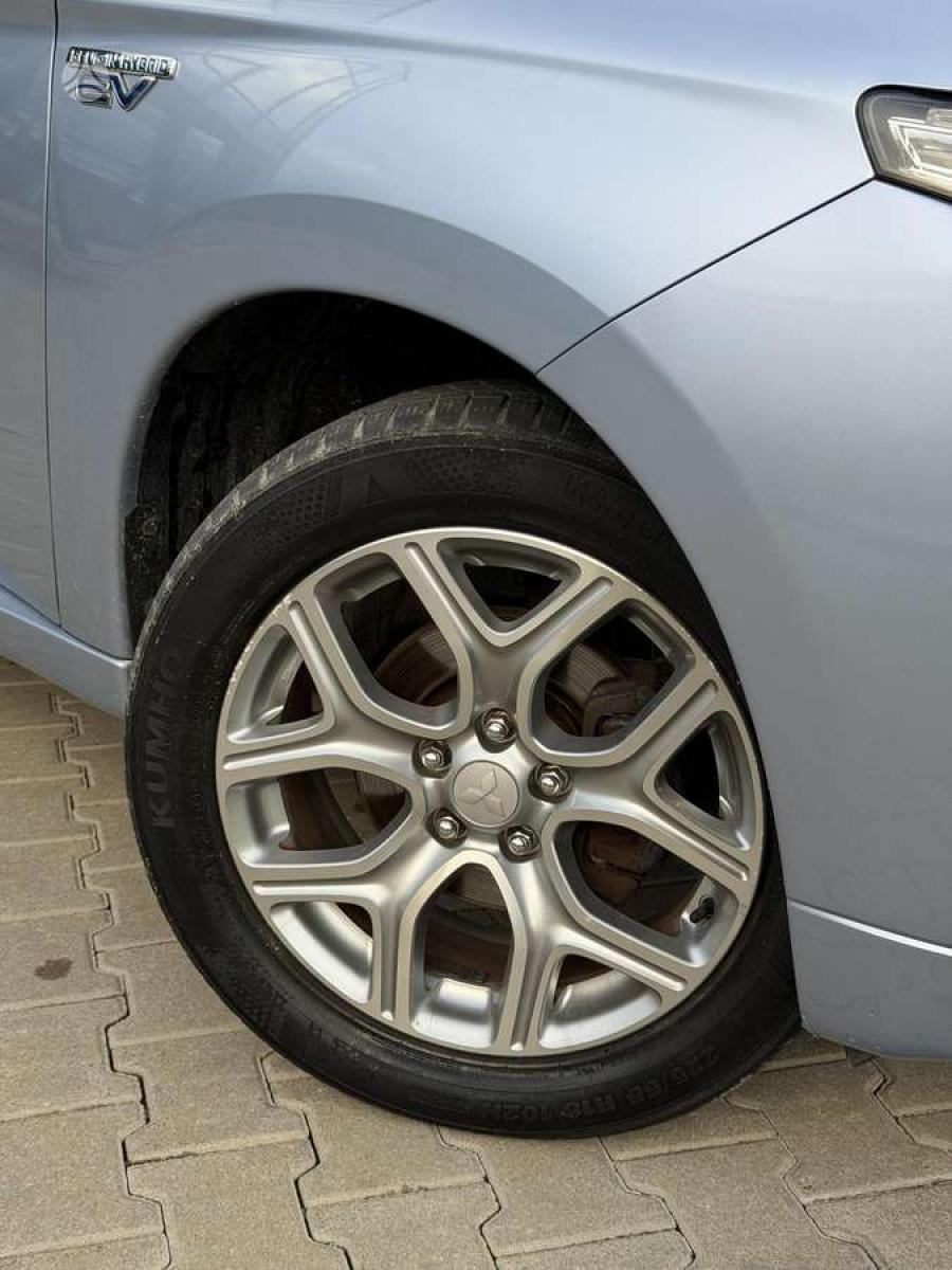 Grey Mitsubishi Outlander 2014 in Vilnius, with an engine capacity of 2.00 L and mileage of 118 thousand km for 11900 €, photo 27 on AUTOMOTO.COM.LV