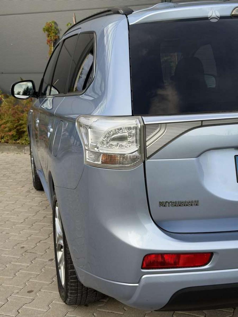 Grey Mitsubishi Outlander 2014 in Vilnius, with an engine capacity of 2.00 L and mileage of 118 thousand km for 11900 €, photo 28 on AUTOMOTO.COM.LV