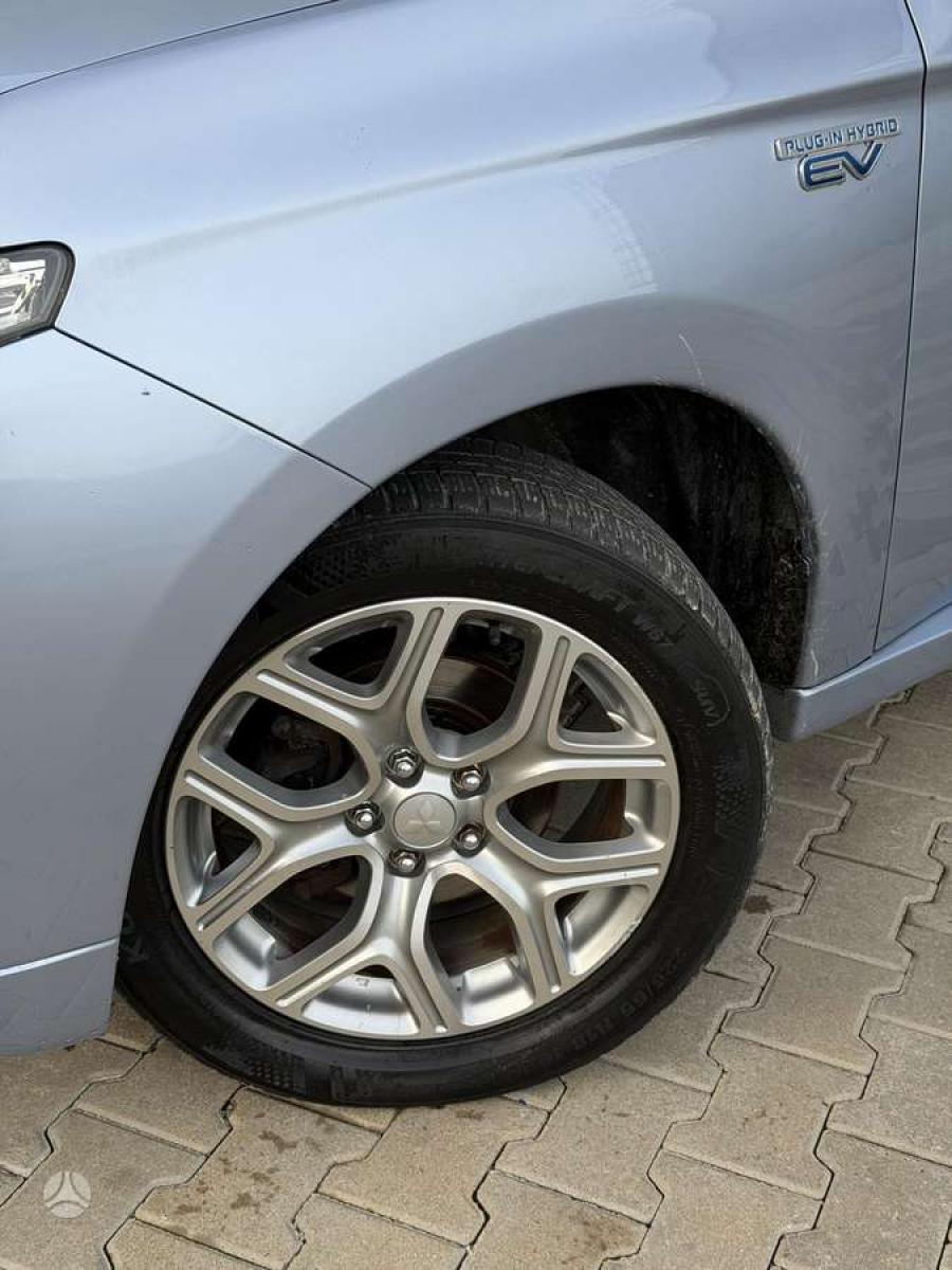 Grey Mitsubishi Outlander 2014 in Vilnius, with an engine capacity of 2.00 L and mileage of 118 thousand km for 11900 €, photo 30 on AUTOMOTO.COM.LV