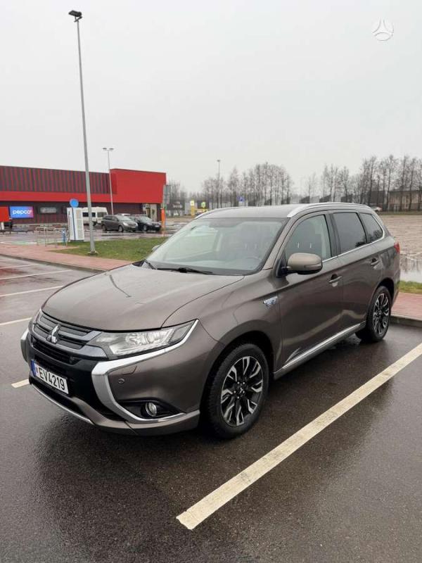 Grey Mitsubishi Outlander 2015 in Vilnius, with an engine capacity of 2.00 L and mileage of 269 thousand km for 10900 €, photo 1 on AUTOMOTO.COM.LV