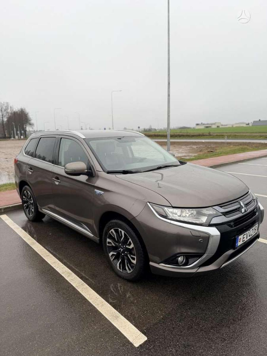 Grey Mitsubishi Outlander 2015 in Vilnius, with an engine capacity of 2.00 L and mileage of 269 thousand km for 10900 €, photo 2 on AUTOMOTO.COM.LV