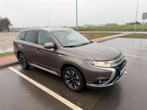 Grey Mitsubishi Outlander 2015 in Vilnius, with an engine capacity of 2.00 L and mileage of 269 thousand km for 10900 €, photo 3 on AUTOMOTO.COM.LV