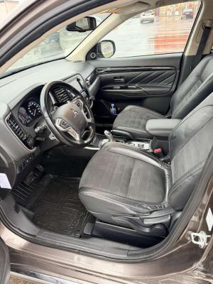 Grey Mitsubishi Outlander 2015 in Vilnius, with an engine capacity of 2.00 L and mileage of 269 thousand km for 10900 €, photo 8 on AUTOMOTO.COM.LV