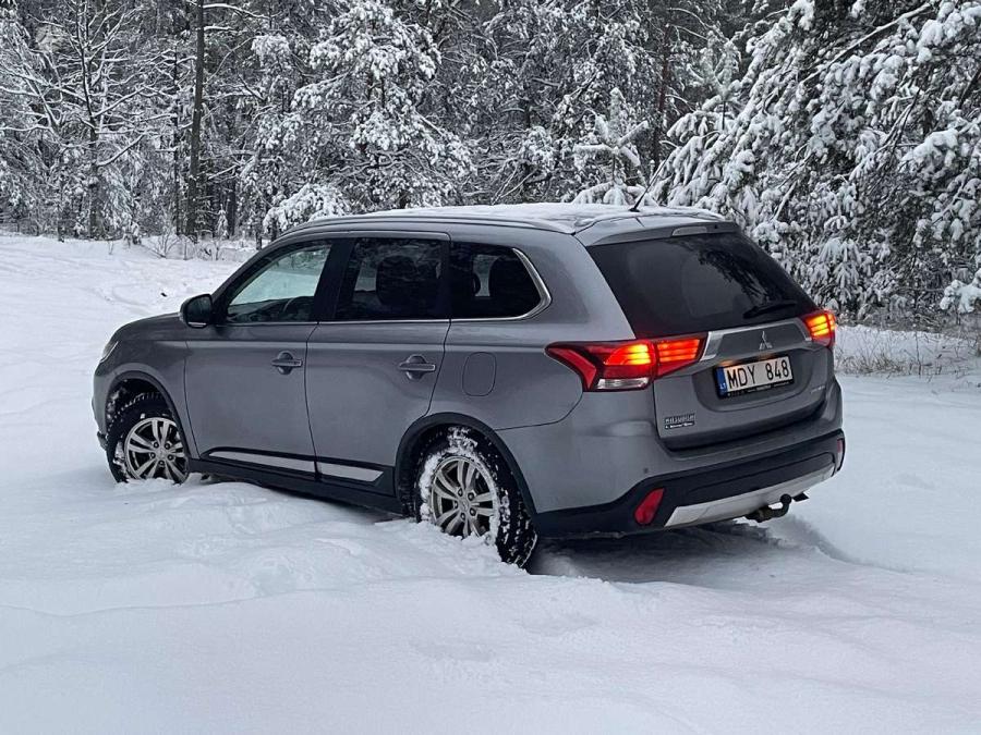 Серый Мицубиси Аутлендер 2015 в Каунас, объемом двигателя 2.30 л и пробегом 205 тыс. км за 10500 €, фото 8 на AUTOMOTO.COM.LV