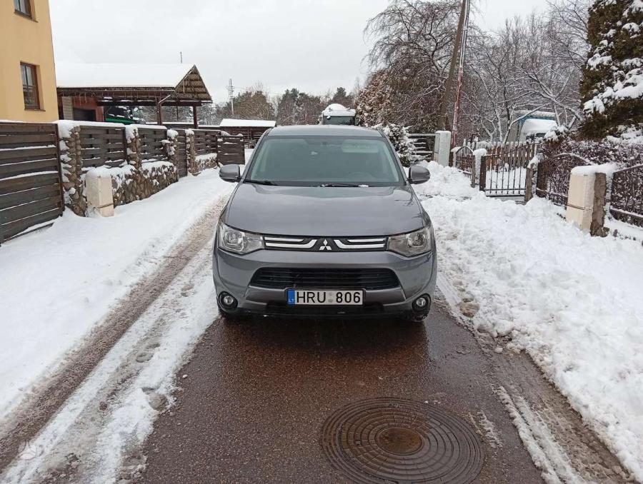 Pelēks Mitsubishi Outlander 2015 Viļņa, ar dzinēja tilpumu 2.40 L un nobraukumu 104 tūkst. km par 7300 €, foto 3 vietnē AUTOMOTO.COM.LV