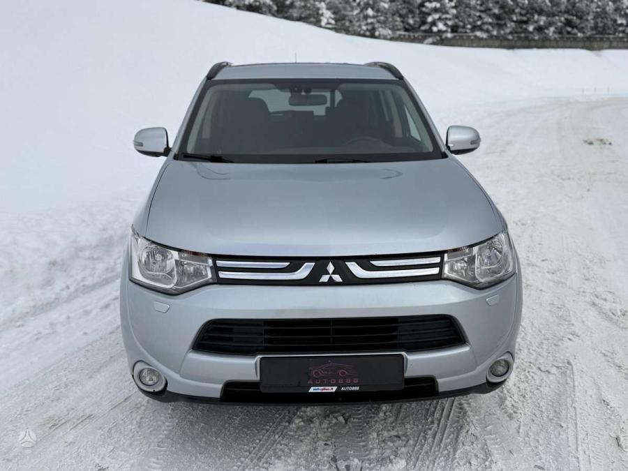 Grey Mitsubishi Outlander 2015 in Vilnius, with an engine capacity of 2.00 L and mileage of 204 thousand km for 8800 €, photo 3 on AUTOMOTO.COM.LV