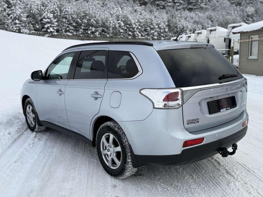 Grey Mitsubishi Outlander 2015 in Vilnius, with an engine capacity of 2.00 L and mileage of 204 thousand km for 8800 €, photo 6 on AUTOMOTO.COM.LV